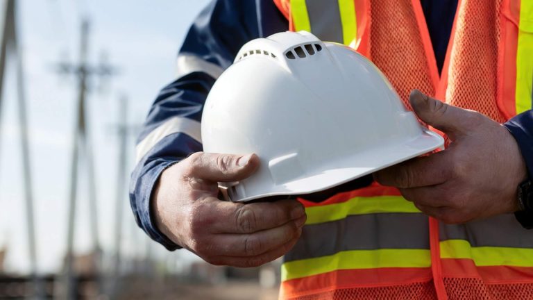 Inilah 5 Rekomendasi Merk Helm Proyek Terbaik - Indoteknik.com