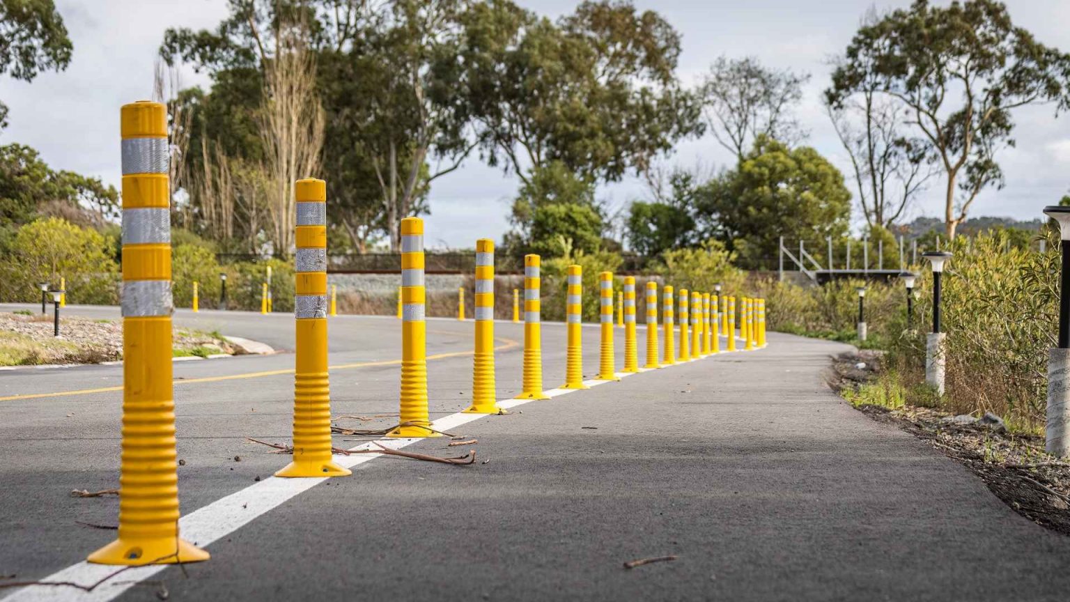 Kenali Nama Pembatas Jalan (Road Barrier) yang Umum Ditemui